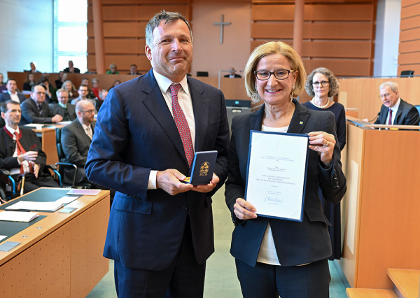 Hohe Auszeichnung für Maximilian Hardegg - Gut Hardegg
